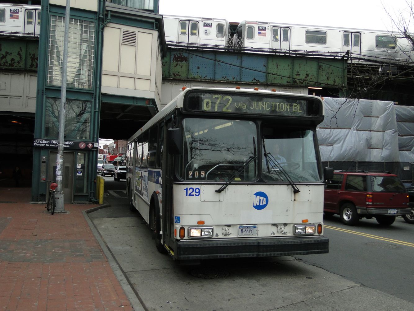 Orion V Q72 at Junction Blvd and Roosevelt Avenue - Surface Transit ...