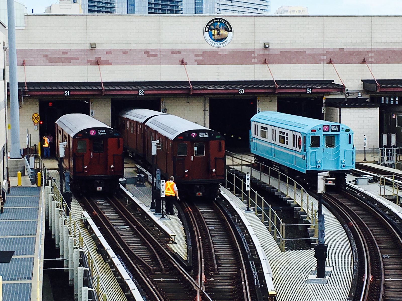 R33WF 9307, 9310, and R36WF 9586-9587 sitting in Corona Yard - Rapid ...
