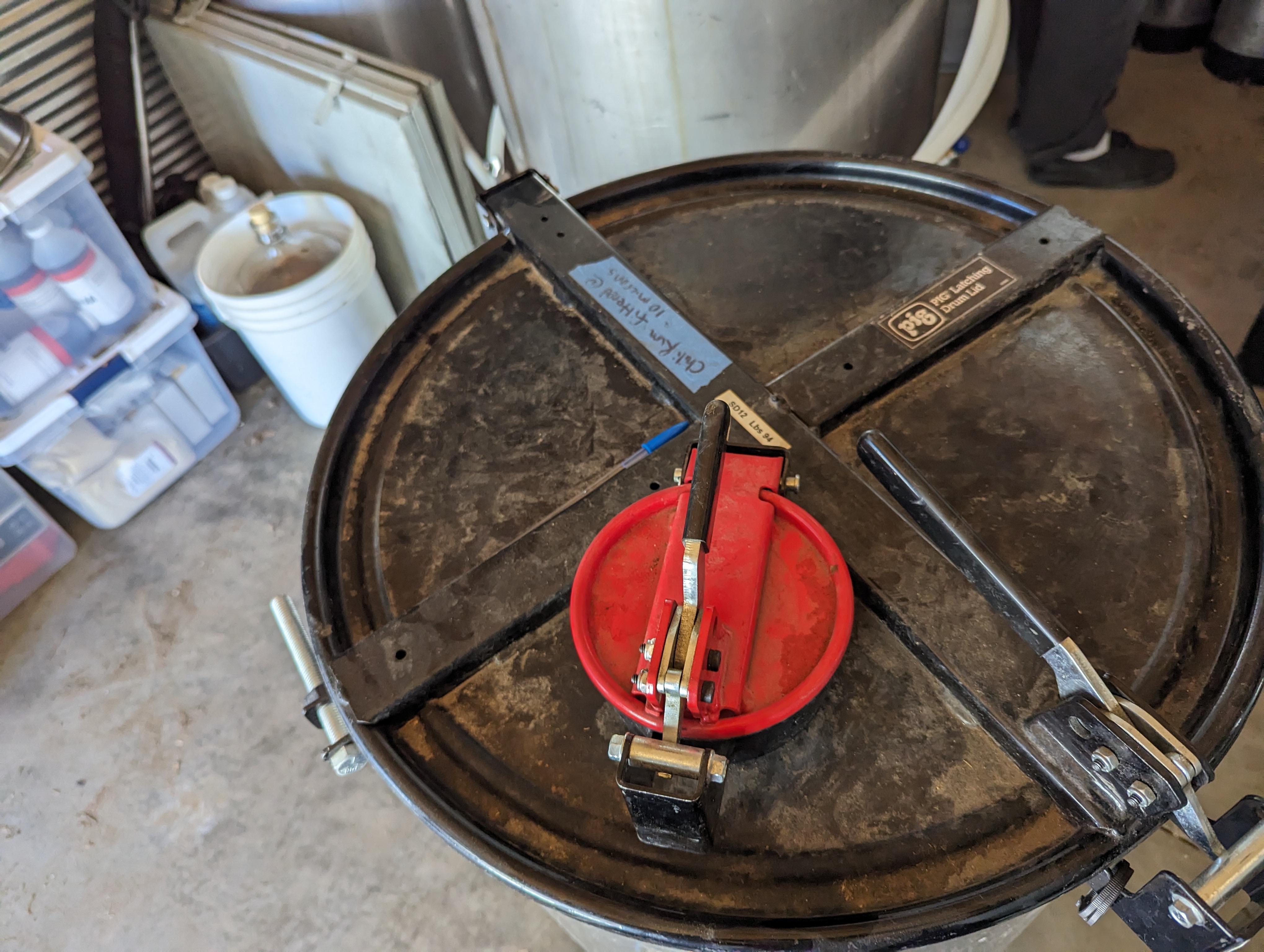 PIG Vapor-Control Latching Drum Lid: For 55 gal Drum Capacity, Bolt ...