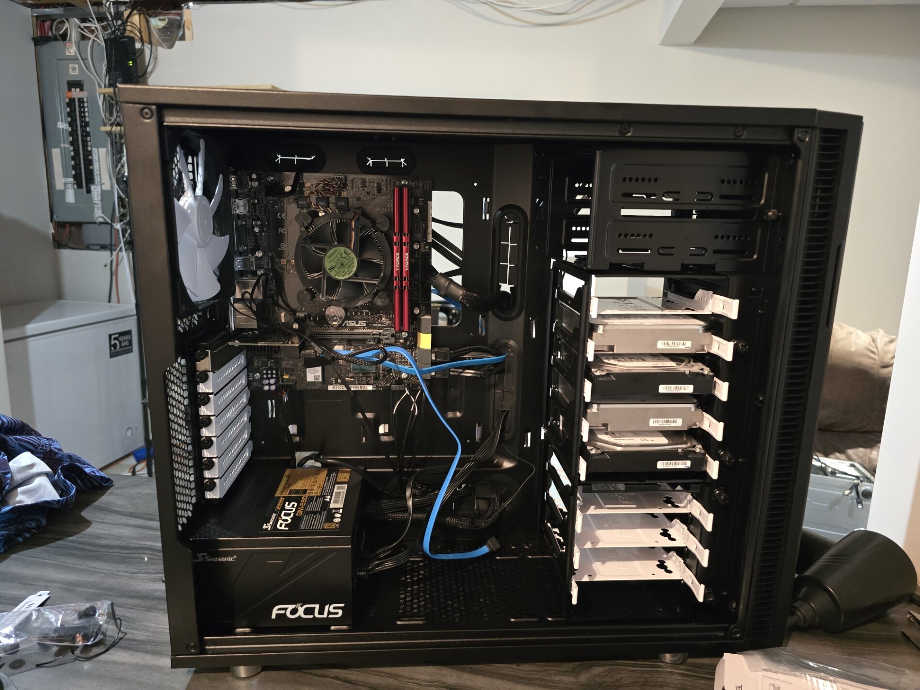 Needs a solution to cool my hdd on my old basic desktop case ...