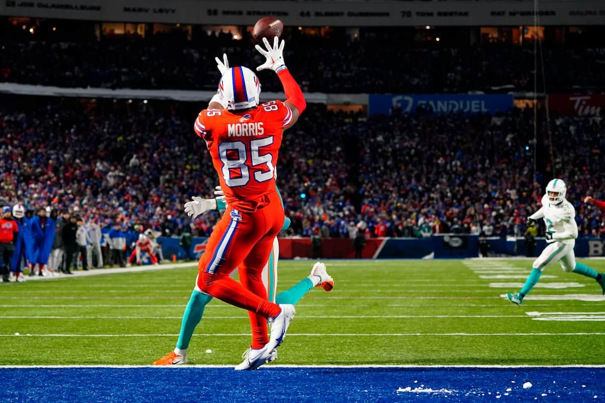 Quintin Morris catches the pass for a TD against Miami at Highmark ...