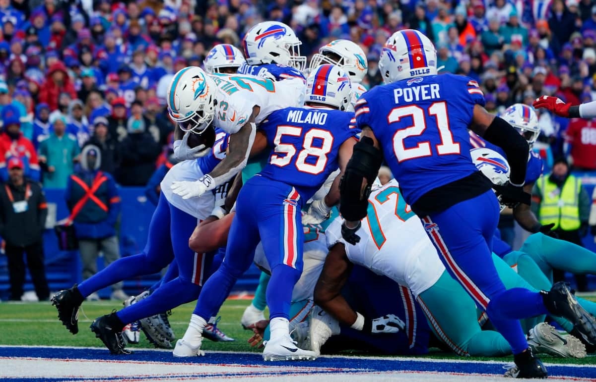 The Bills defense can't stop Dolphins RB Jeff Wilson Jr. from scoring a ...