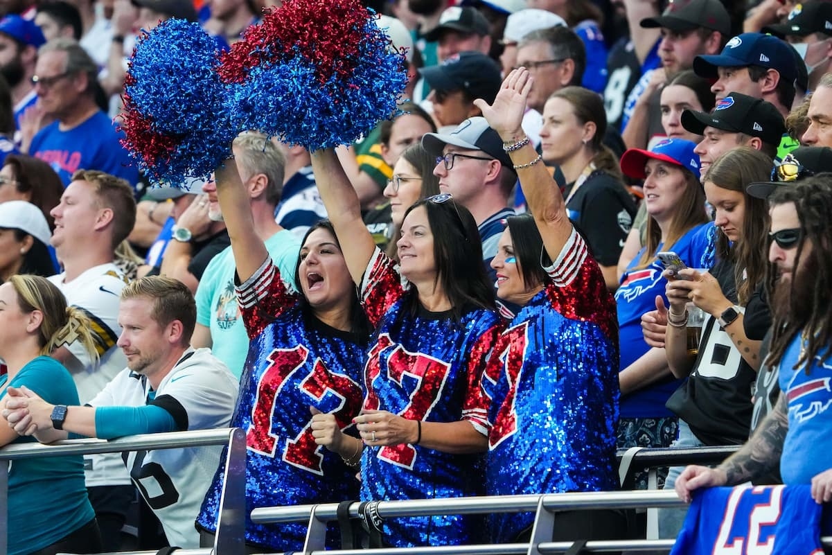 Bills Fans show their support in London - 2023 Buffalo Bills - Bills Fans