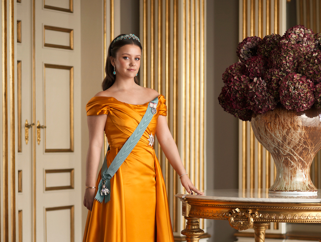Royal portraits with Apple iPhone cameo are melting the internet’s ...