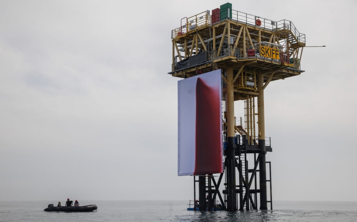 Anish Kapoor and Greenpeace stage blood-red climate protest on Shell's ...