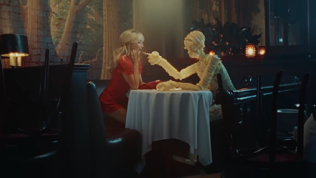 Sabrina Carpenter's new date is tall, crunchy & built from Pringles in ...