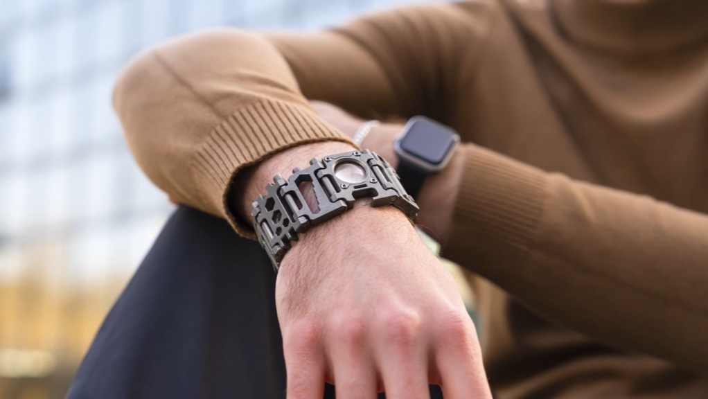 24 tools on your wrist: this titanium EDC bracelet is built for ...