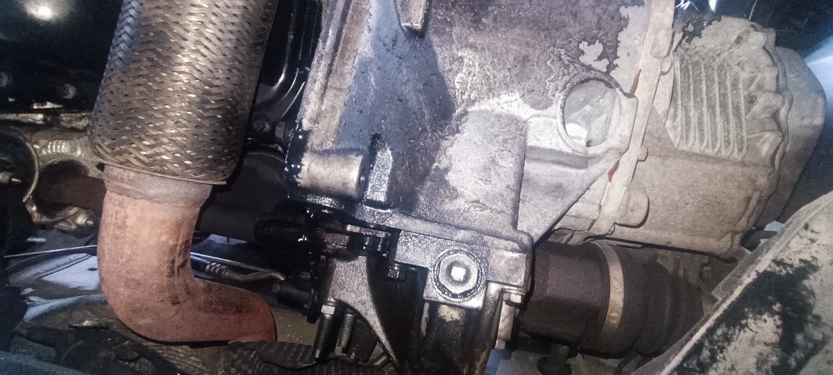 Fuite d'huile moteur au niveau du carter entre moteur et boîte de ...